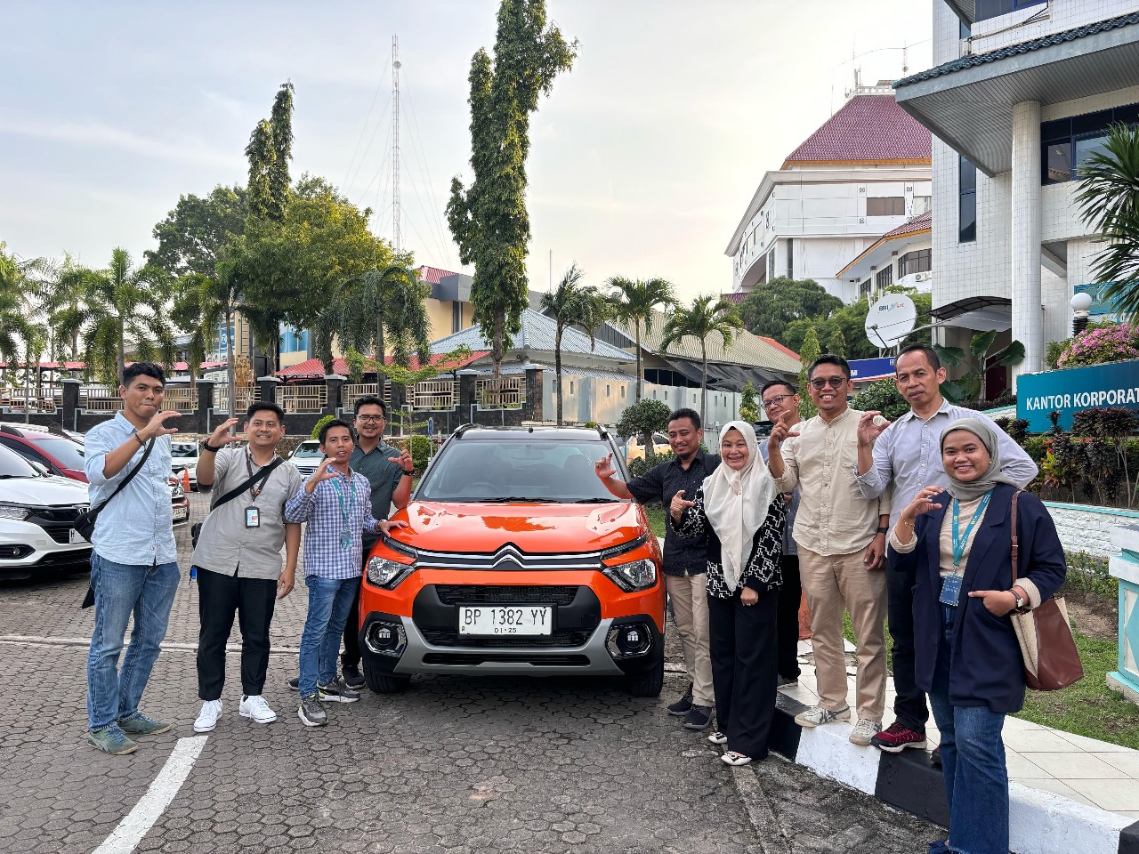 Wujudkan Green Energy, PLN Icon Plus Serahkan Kendaraan Listrik kepada ...